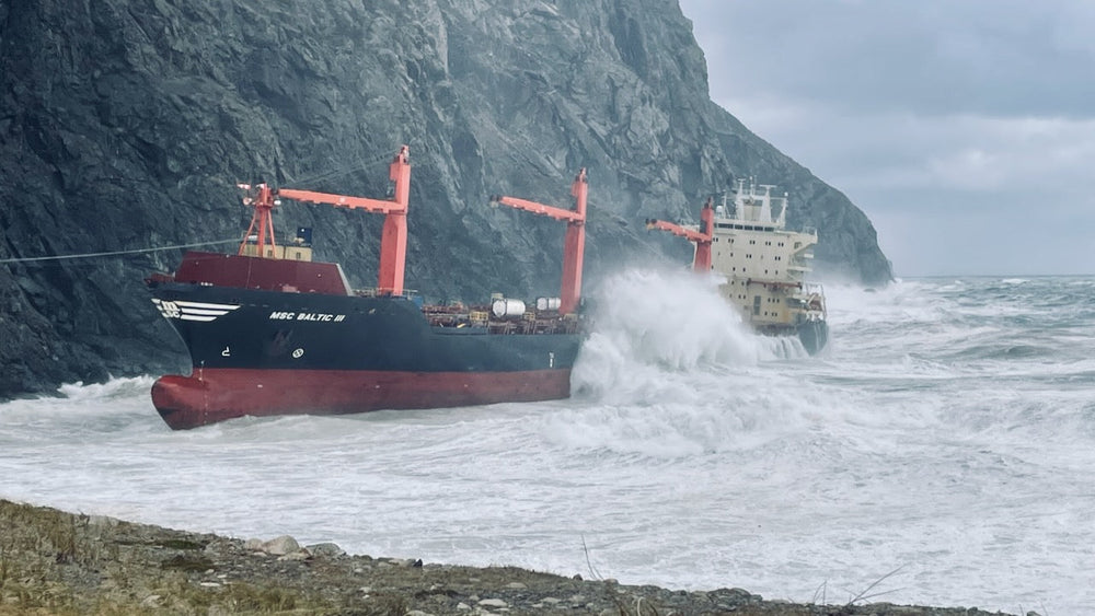 Bricht die gestrandete MSC Baltic III im Sturm auseinander?