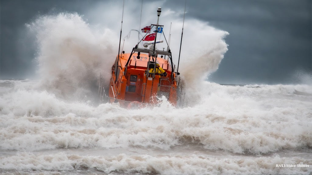Dramatische Rettung von Fischern in Sturm Amy vor Englands Ostküste